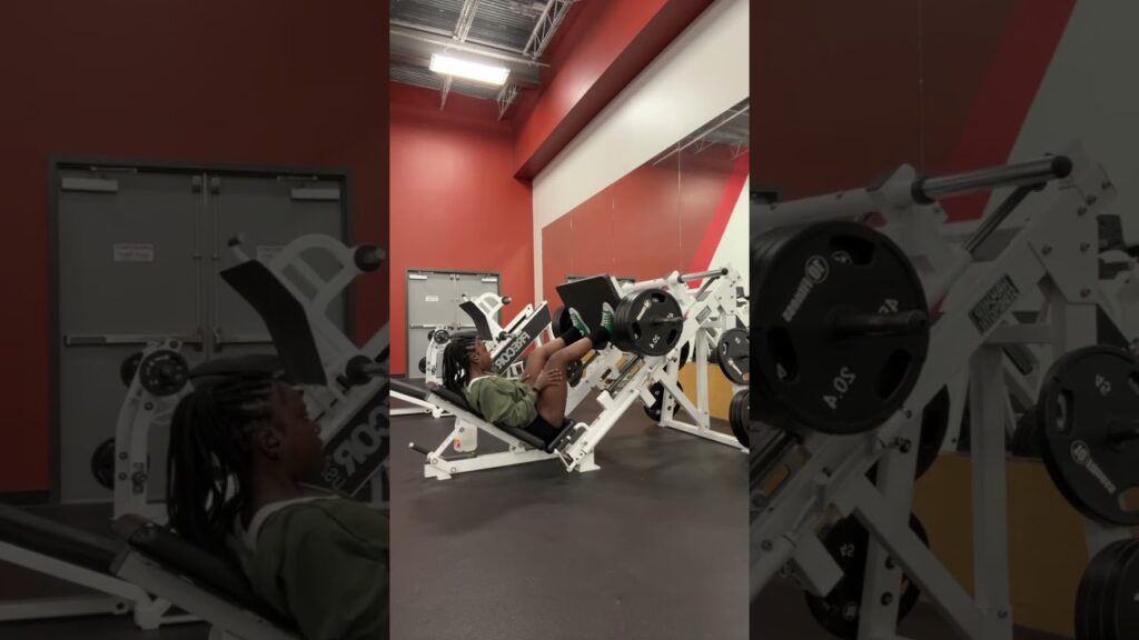 【The Muscle Barbie 】Five plate leg press, how to grow massive legs ...
